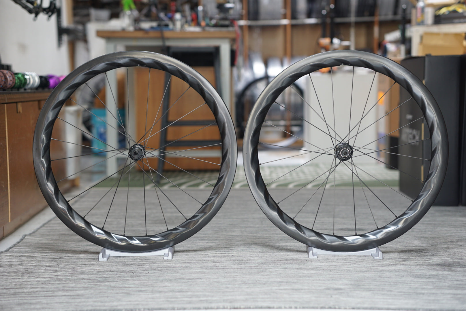Light Bicycle Turbo 50 // Onyx Vesper Disc Hub – BuiltWheels
